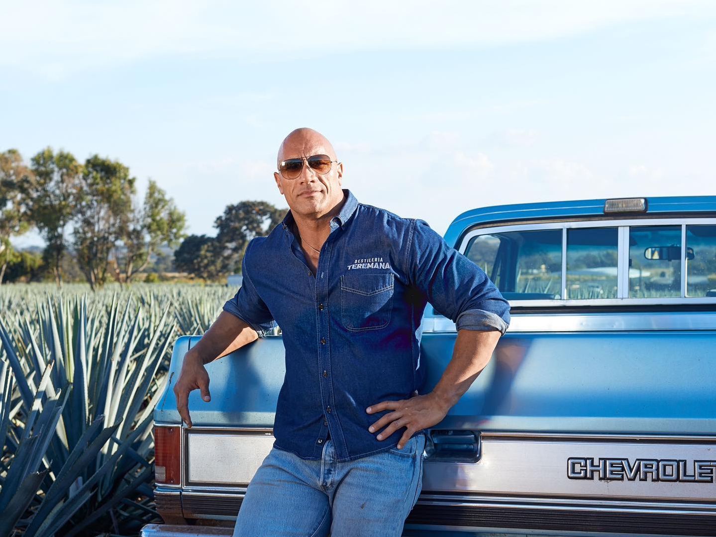 La Roca visita Jalisco para expandir la producción de su tequila ...